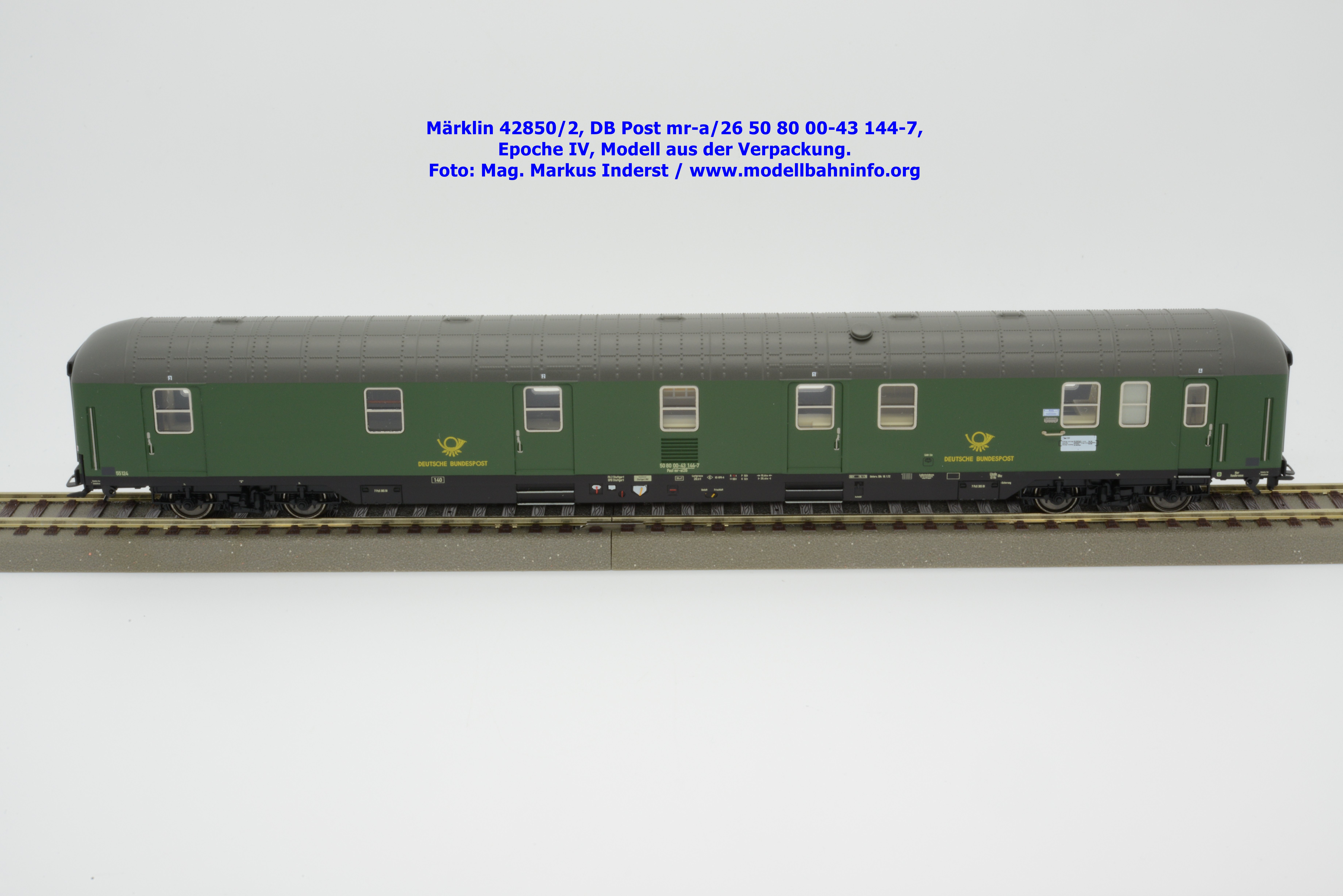 DB-Postwagen Post ma/26 & UIC-X-Wagen der DB: Trix 23150 & Märklin ...