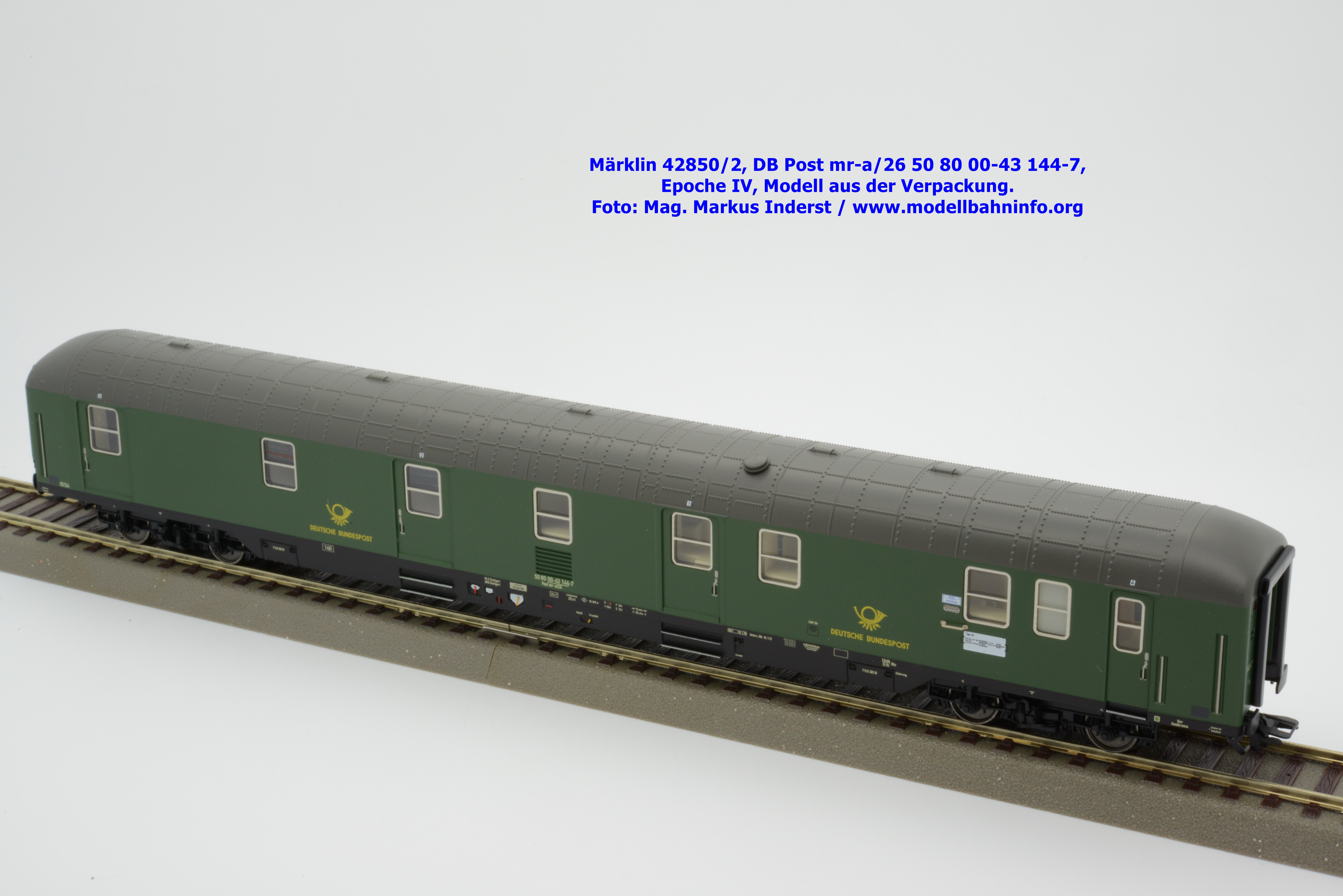 DB-Postwagen Post ma/26 & UIC-X-Wagen der DB: Trix 23150 & Märklin ...