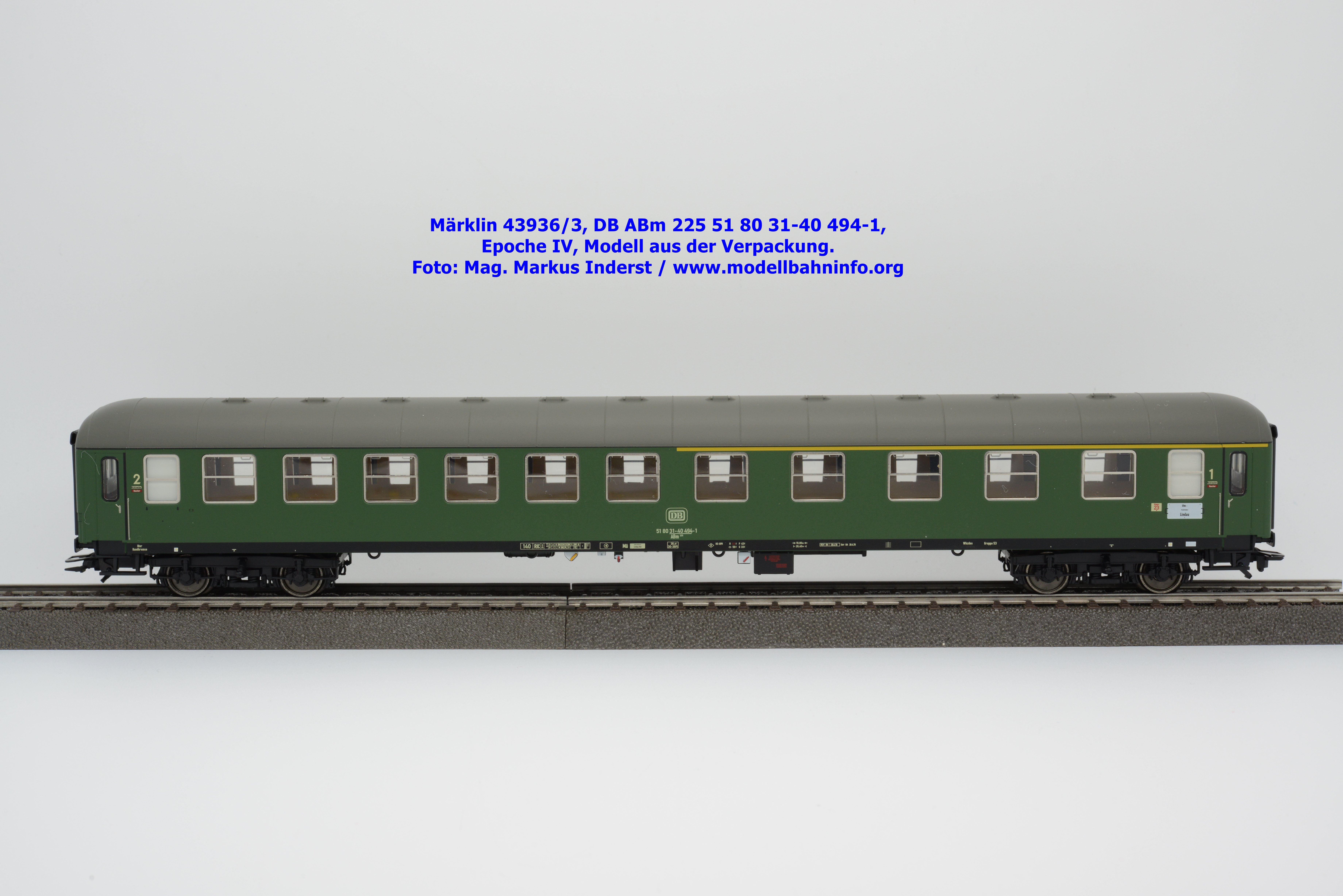 DB-Postwagen Post ma/26 & UIC-X-Wagen der DB: Trix 23150 & Märklin ...